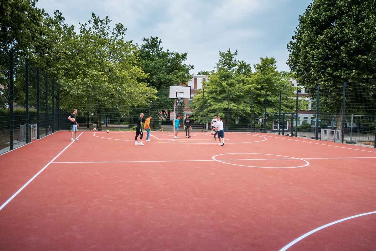 Neues Freizeitangebot: Öffentliches Basketballfeld eröffnet